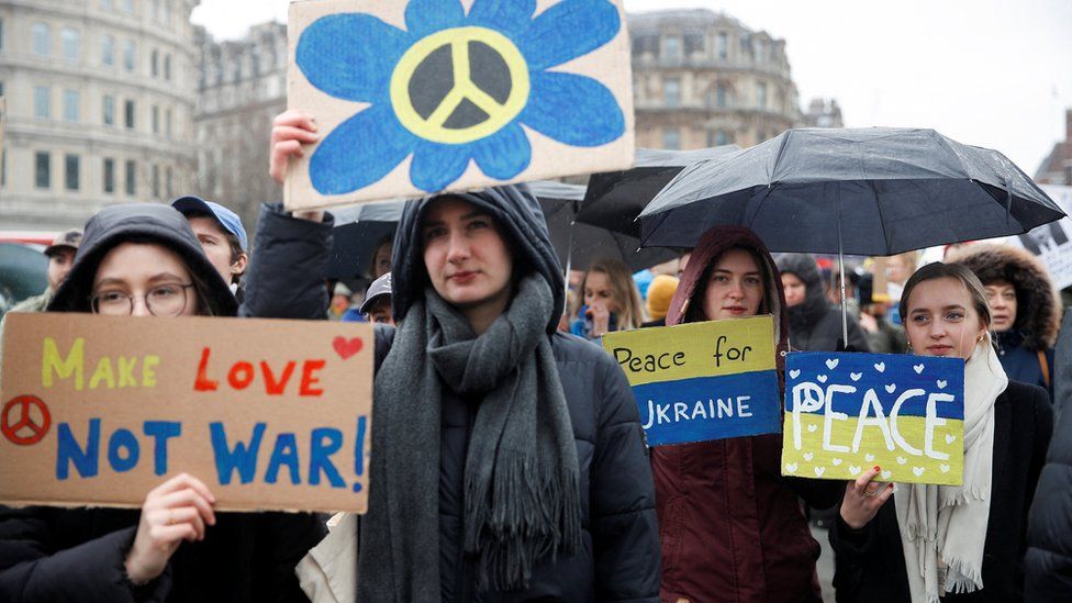 Hundreds gather in Trafalgar Square to protest Ukraine invasion - BBC News