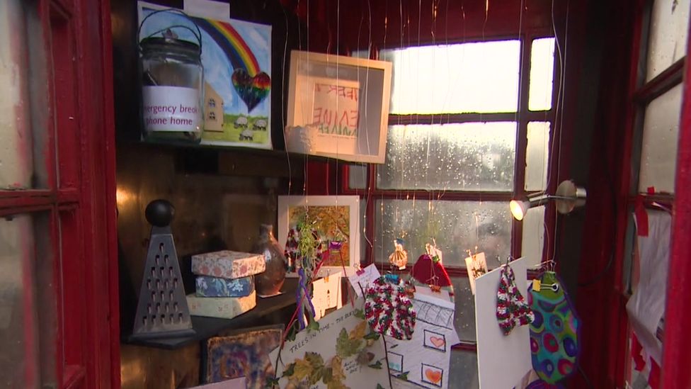 Art exhibition created in Moretonhampstead telephone box - BBC News