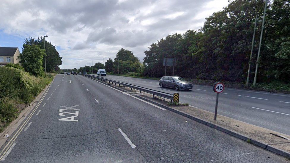 Fareham A27 crash: Man dies in two-car collision - BBC News