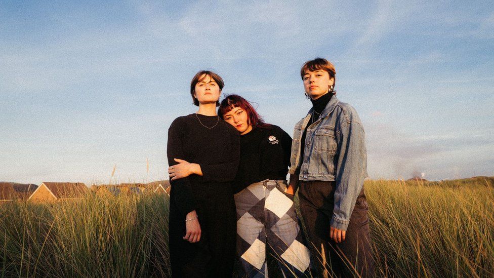 Adwaith yn ennill Gwobr Gerddoriaeth Gymreig 2022 - BBC Cymru Fyw