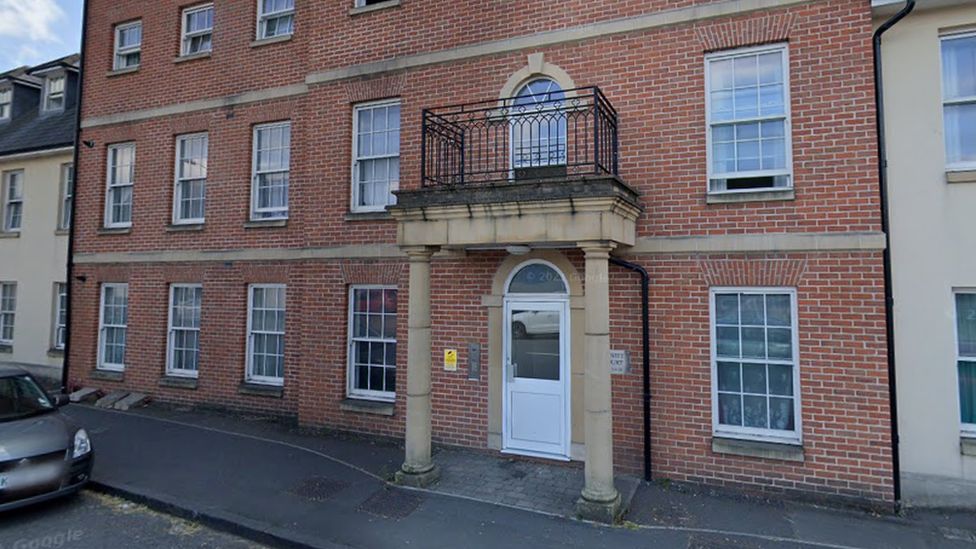 Murder investigation launched after Devizes man dies - BBC News