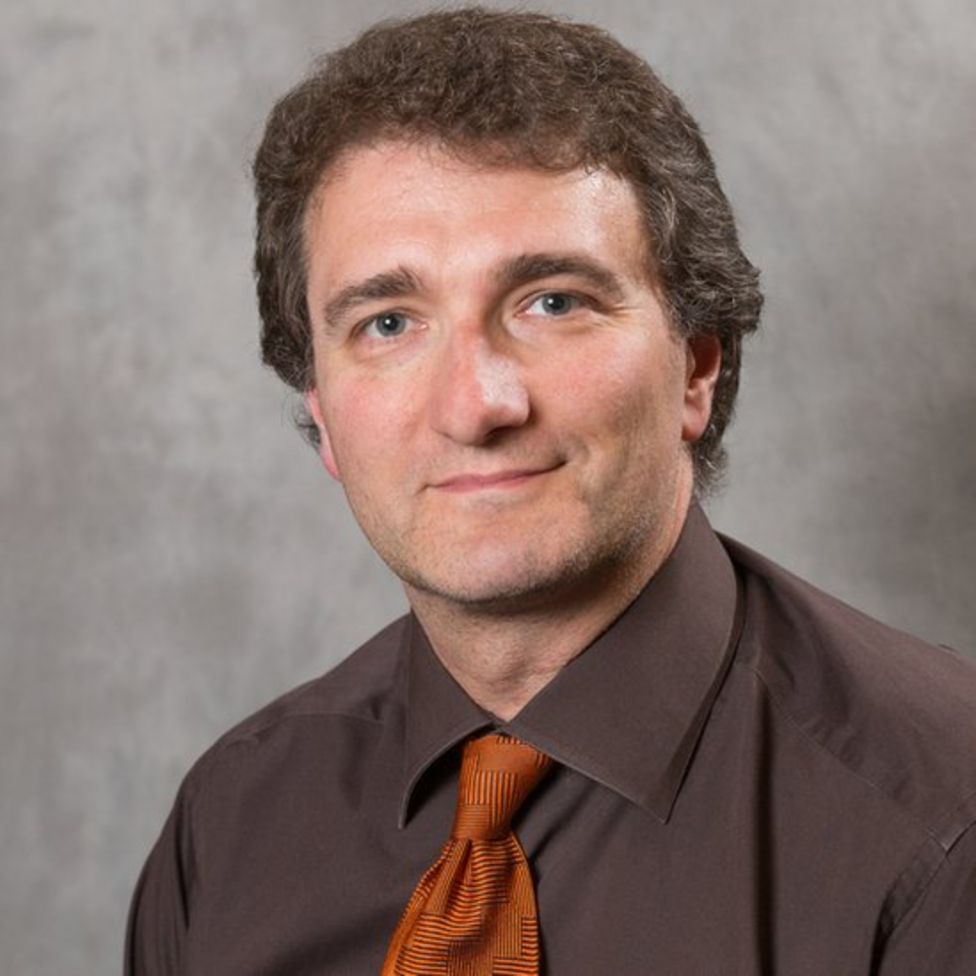 Stockport defection row councillor rejects resignation calls - BBC News