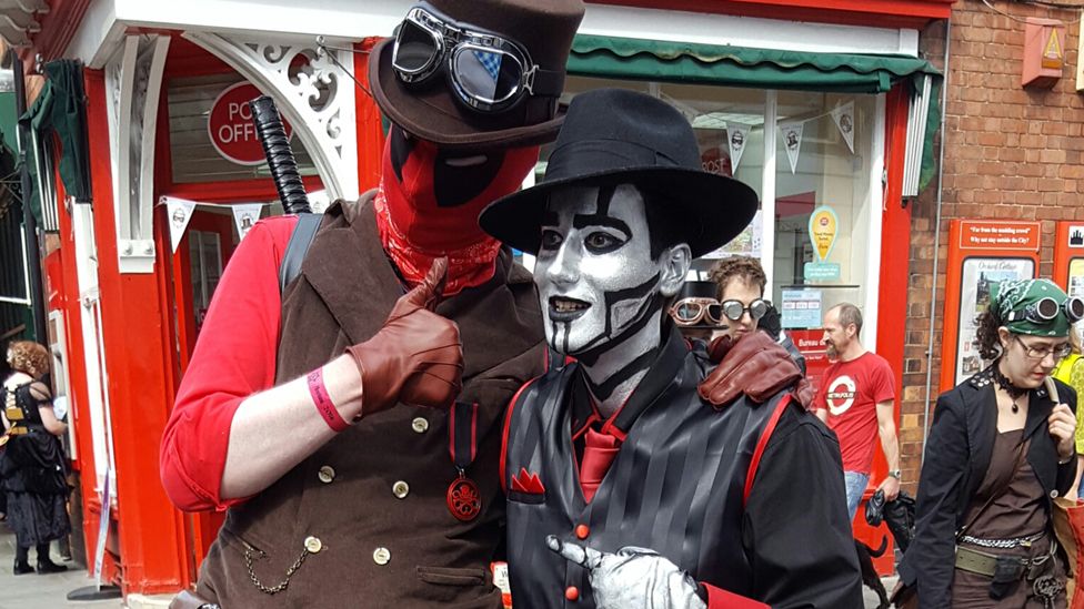 Thousands attend steampunk festival in Lincoln - BBC News