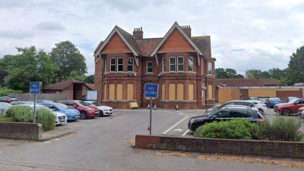 Derelict Reading hospital could become care home - BBC News