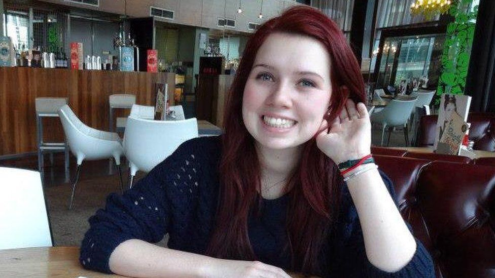 Selma Blair 'inspiring' for talking about MS - BBC News