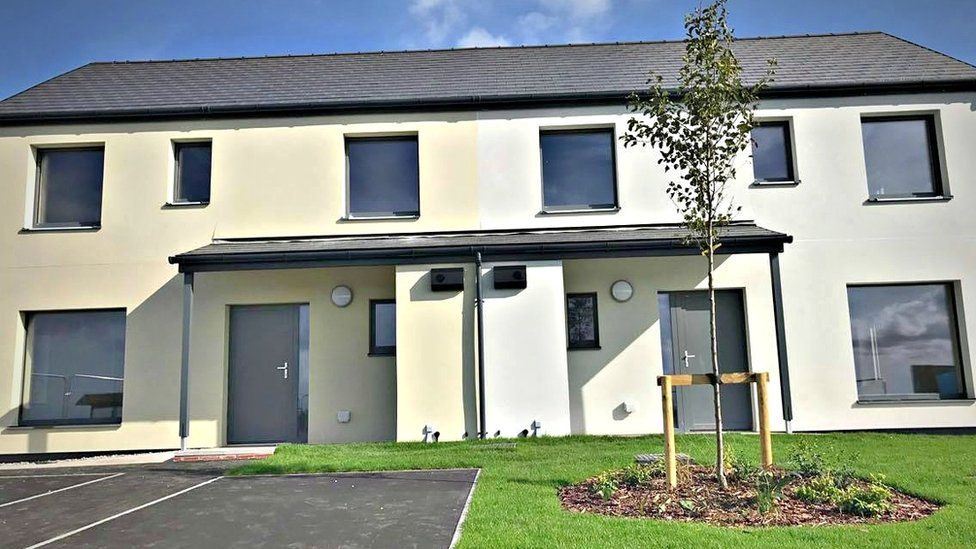 160 homes planned for fields near Mold's Alun School - BBC News