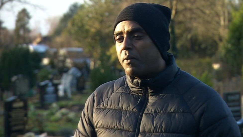 Slough: Vigil held at anti-violent crime Knife Angel sculpture - BBC News