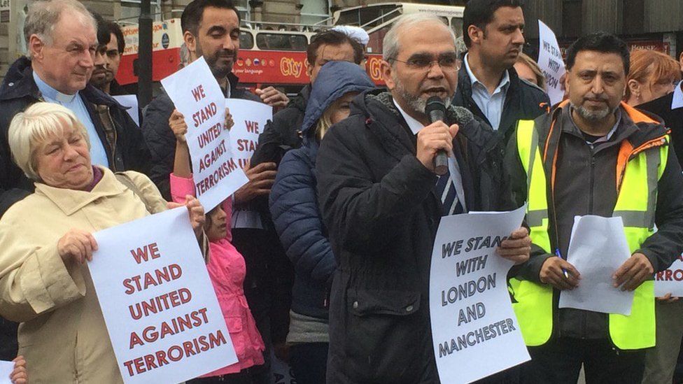Muslim Against Terror rally held in Glasgow's George Square - BBC News