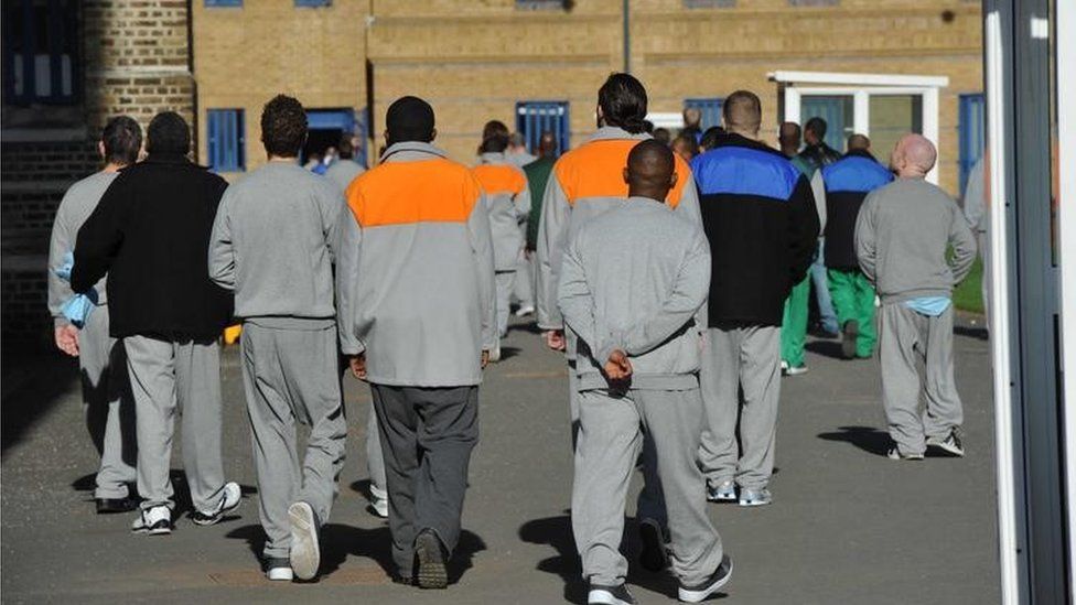 Gove eyes changes to prison governors' role - BBC News