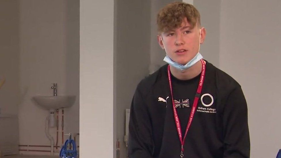 Oldham riots: 'Long way to go' in healing racial tensions - BBC News