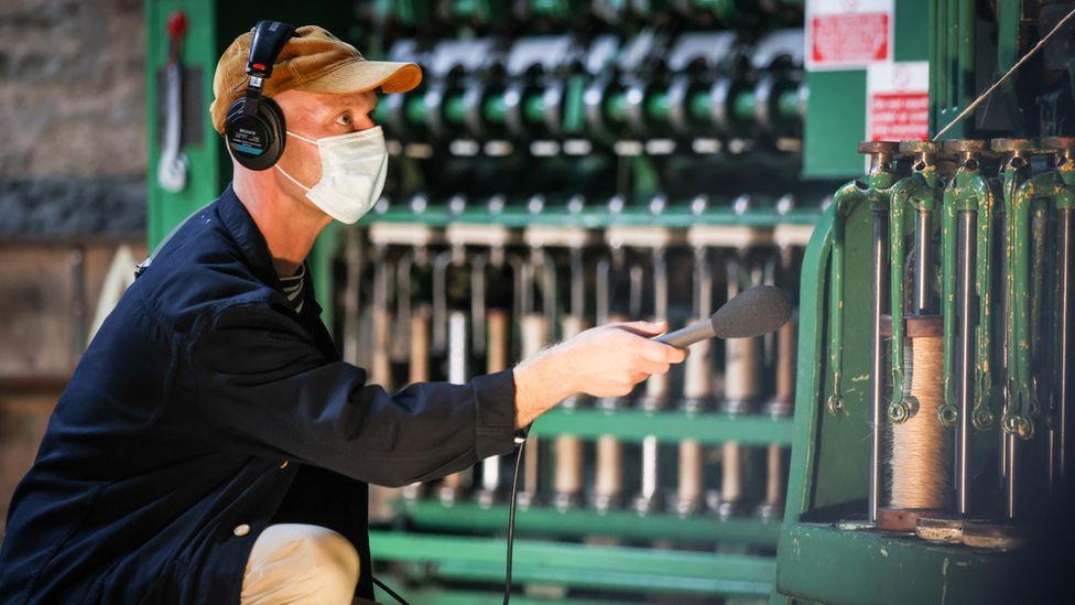 Capturing the disappearing sounds of the workplace - BBC News