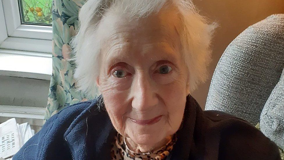 Crowborough: World War Two land girl celebrates 103rd birthday - BBC News