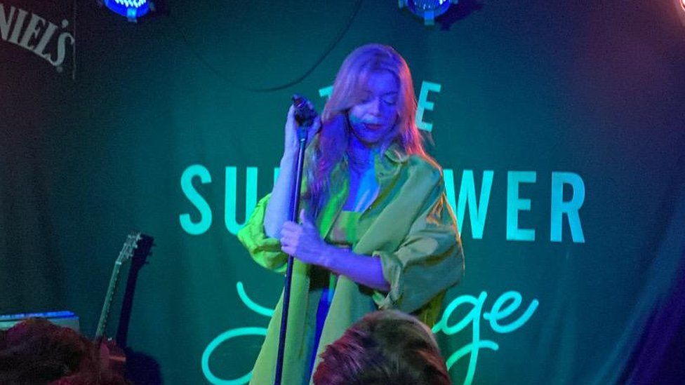 Becky Hill's hometown Bewdley celebrates Brit Award win - BBC News