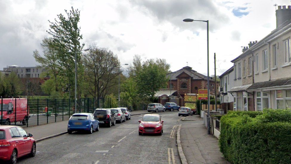 Stranmillis: Man injured in south Belfast gas cylinder explosion - BBC News