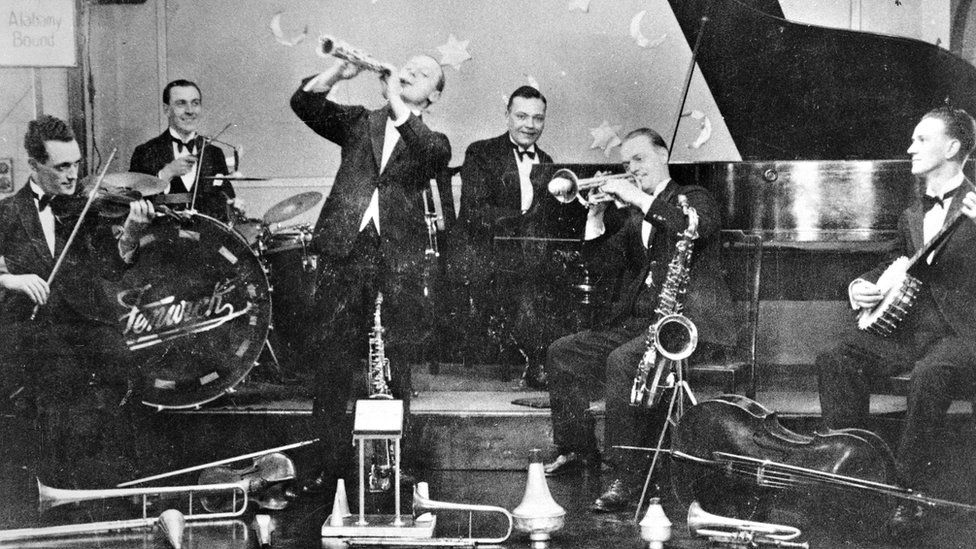 In pictures: Newcastle's Fenwick celebrates 140 years - BBC News