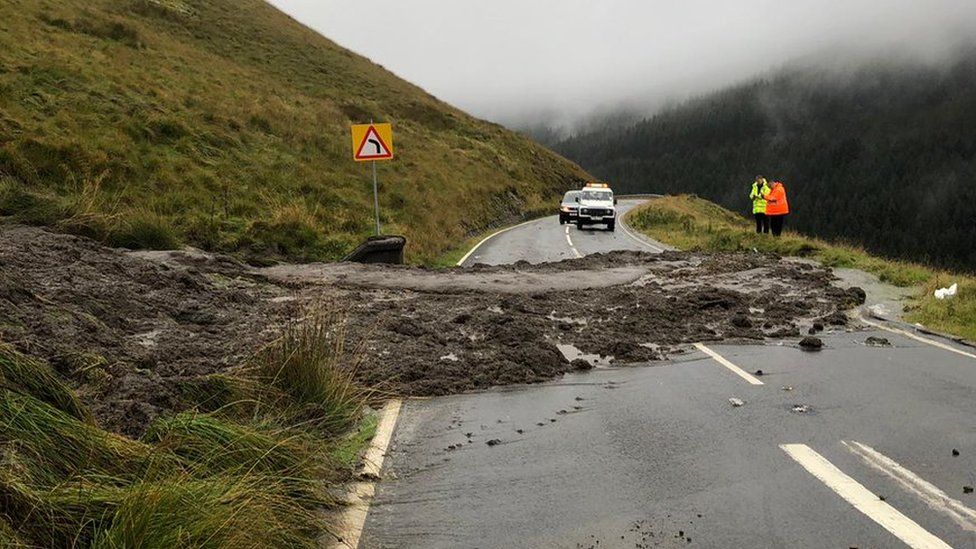 Glaw trwm yn cau ffyrdd a rheilffyrdd - BBC Cymru Fyw