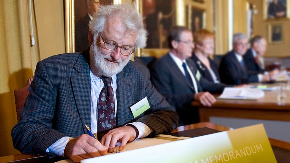 Sir John Sulston human genome pioneer dies - BBC News
