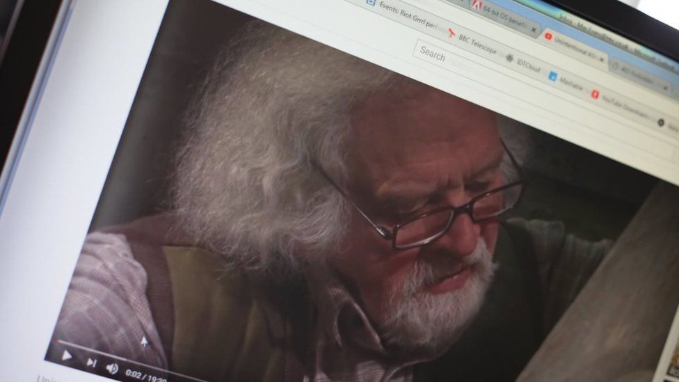 Y cerfiwr o Rydaman ddaeth yn seren YouTube annisgwyl - BBC Cymru Fyw