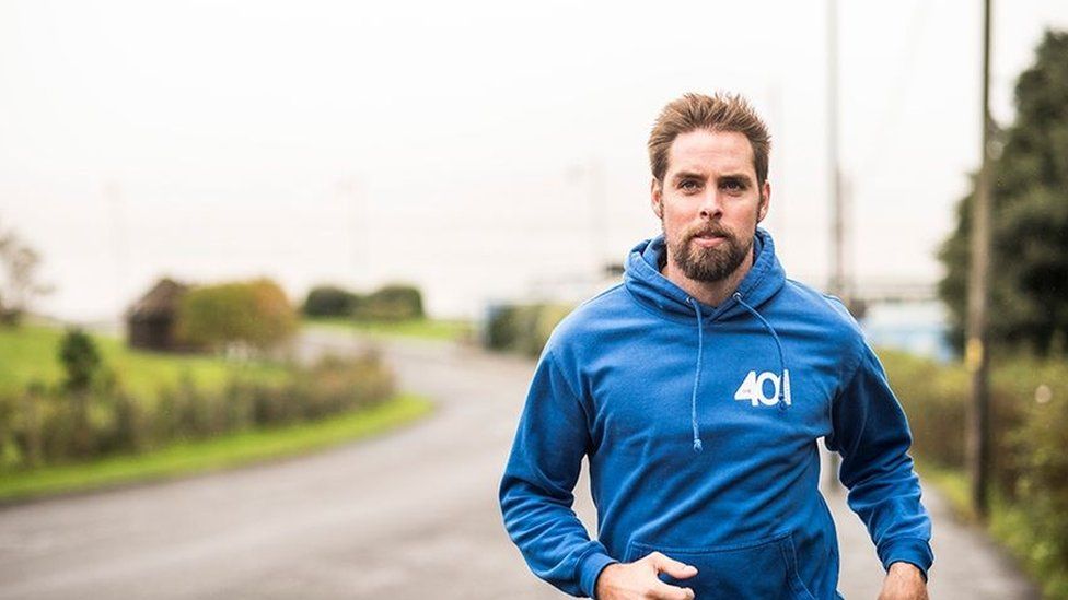 Man who ran 401 marathons to cycle and run across US - BBC News