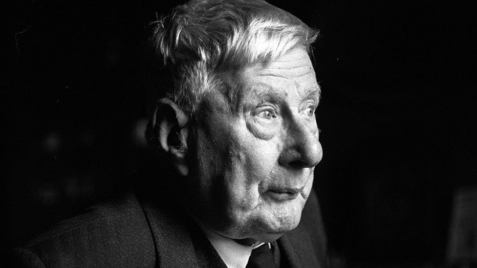 LS Lowry's Going To The Match to go on free regional tour - BBC News