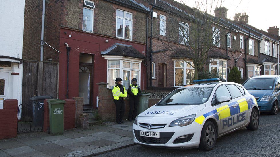 Four men arrested in Luton on suspicion of terror offences - BBC News