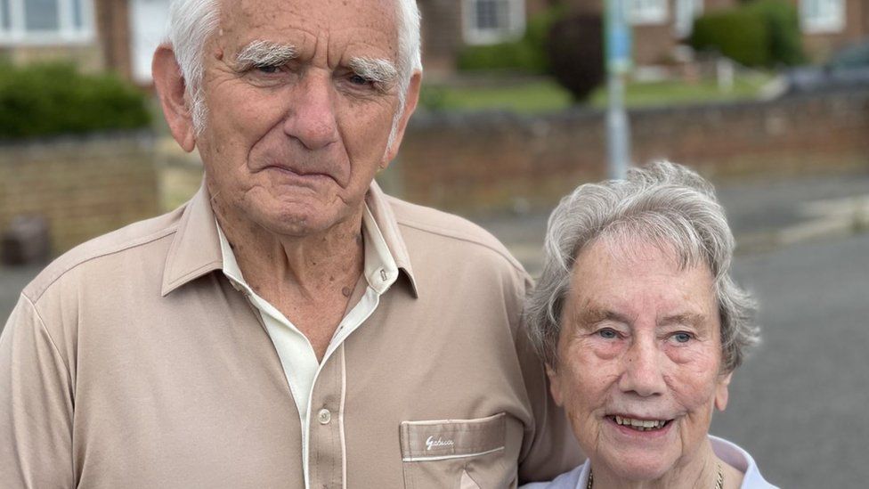 Leighton Buzzard: Elderly couple left 'devastated' by bus shake-up ...