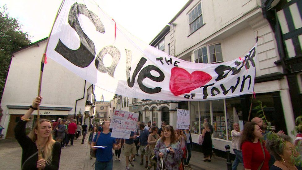 Hundreds object to Totnes town centre housing - BBC News