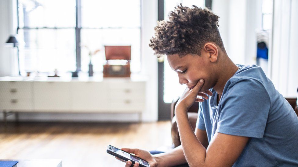 Social media is now most popular news source among teens - BBC Newsround