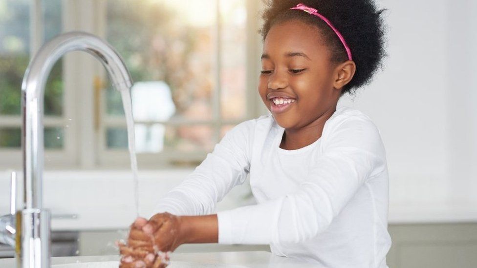 Itching: Scientists discover what makes our skin itch - BBC Newsround