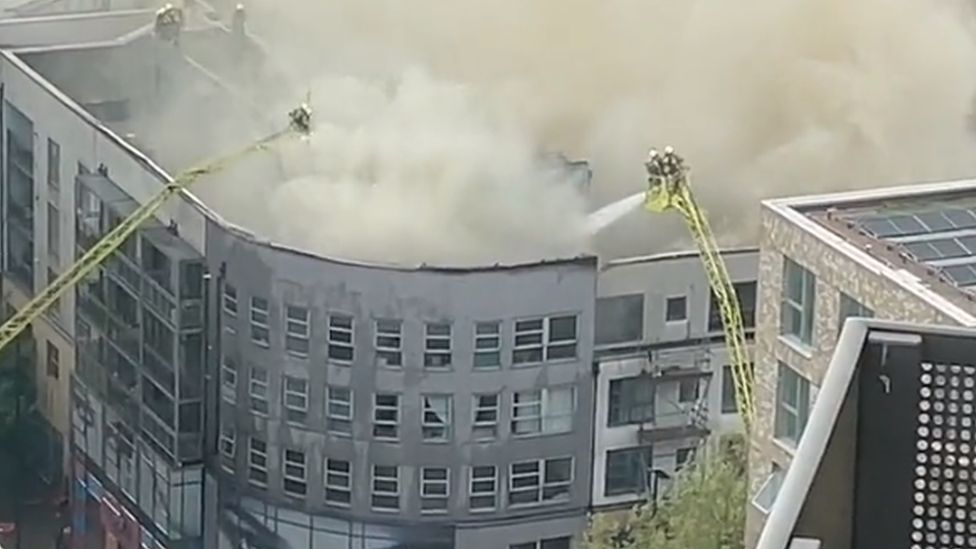 Deptford fire: 120 firefighters tackle 'intense' blaze in flats - BBC News
