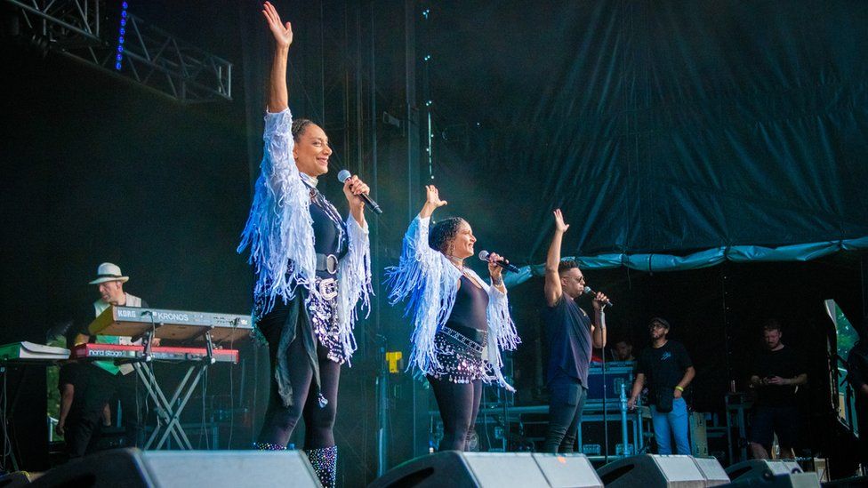 Godiva Festival headliners Sister Sledge rescued by taxi - BBC News