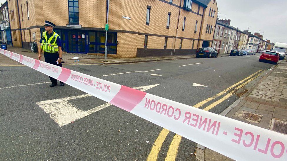 Arestio dyn 40 oed ar ôl ymosodiad yng Nghaerdydd - BBC Cymru Fyw