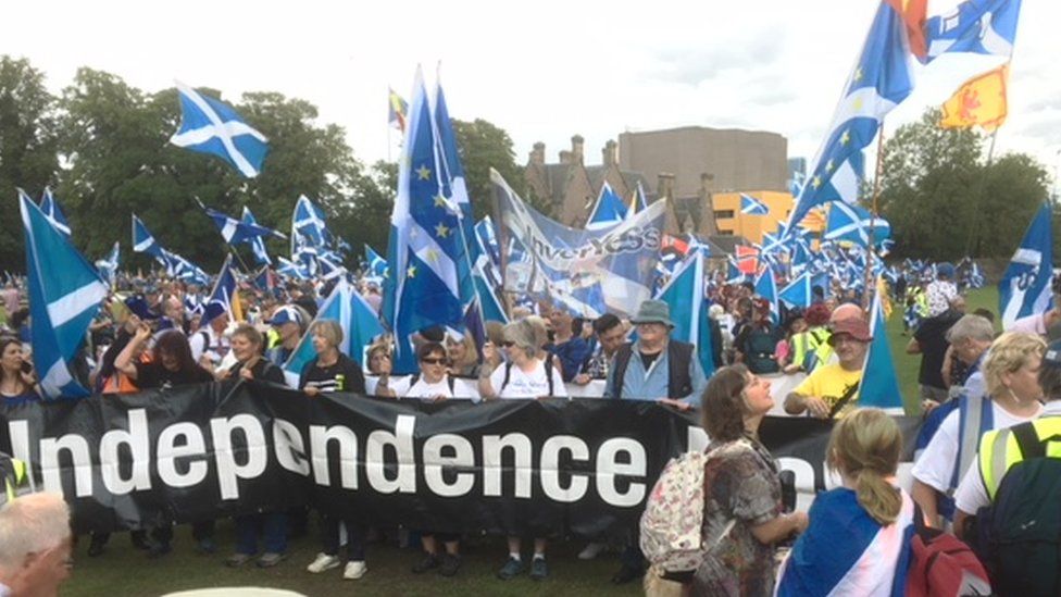 Thousands take part in Scottish independence march in Inverness - BBC News