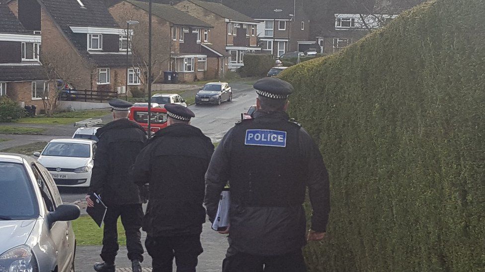 Crawley Down: Tributes paid to double murder victims - BBC News