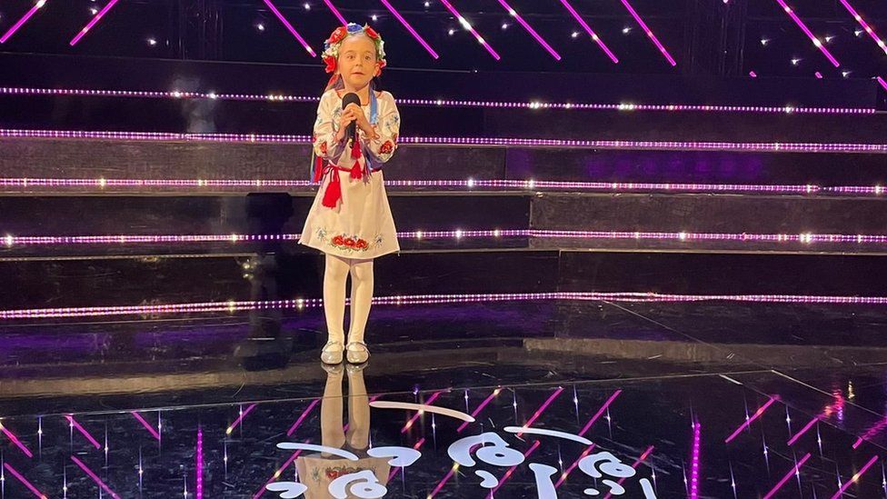 Merch fach o Wcráin yn perfformio yn Côr Cymru 2022 - BBC Cymru Fyw