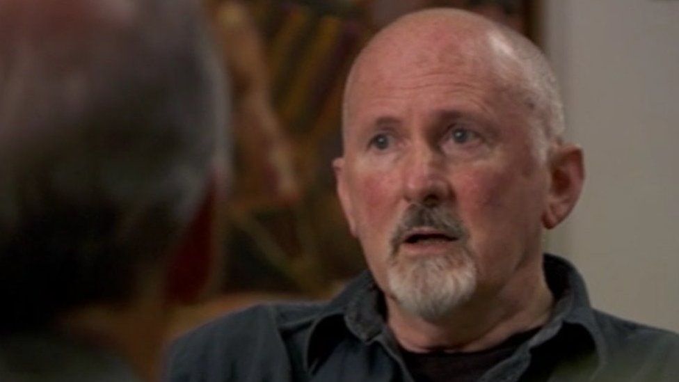 Darlun enwog yr artist Cymreig, Kevin Sinnott, ar werth - BBC Cymru Fyw