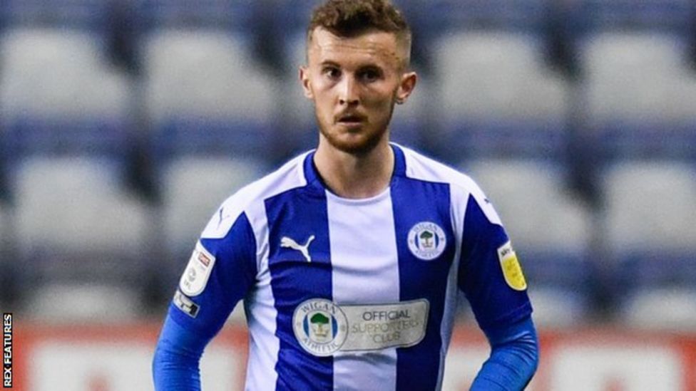 Tom James: Salford City sign Hibernian full-back on loan - BBC Sport