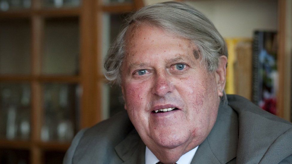 Historian Lord Asa Briggs dies, aged 94 - BBC News