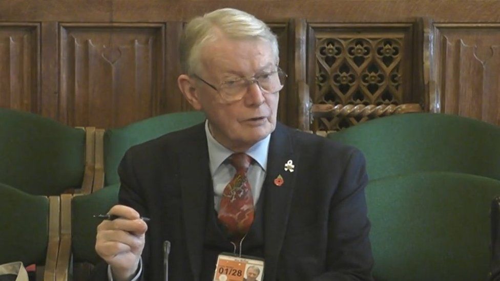 Terfysg Trelái: Ymateb comisiynydd yn 'briodol ac onest' - BBC Cymru Fyw