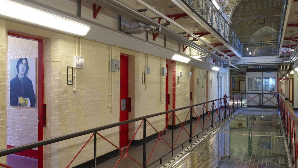 Final public tour of Oscar Wilde-famed HMP Reading - BBC News