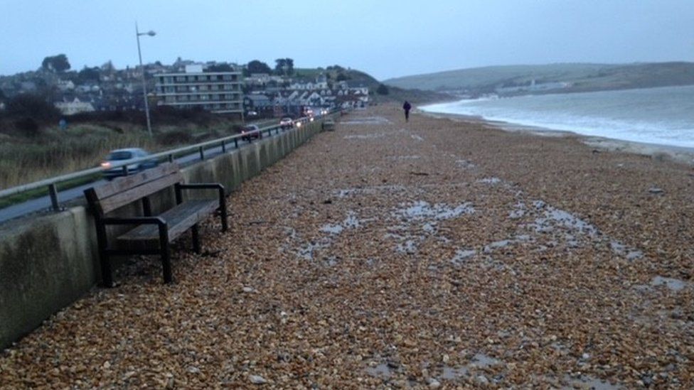 Flood warnings issued for Weymouth and West Bay Harbour - BBC News