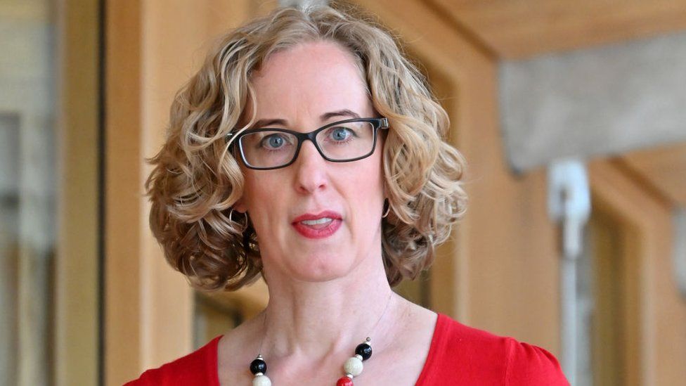 Recycling plans criticised by Holyrood committee - BBC News