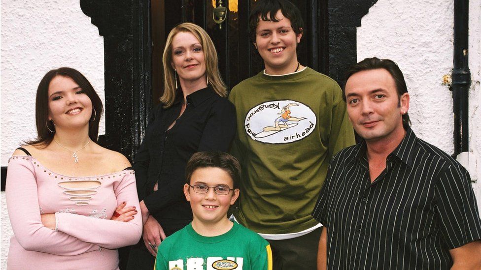 Rownd a Rownd yn dathlu 25 mlynedd - BBC Cymru Fyw