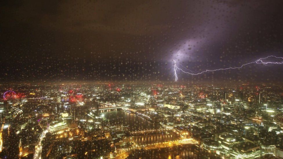 Your pictures: Lightning strikes UK amid thunderstorms - BBC News