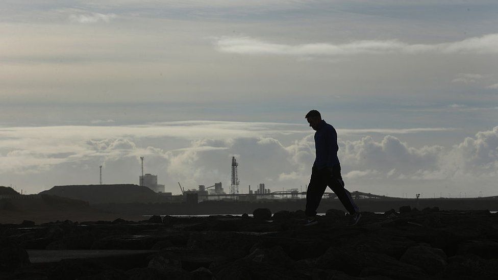 Gweithwyr Tata yn pleidleisio i dderbyn cynllun pensiwn - BBC Cymru Fyw