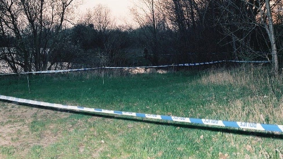 Shani Warren: Man jailed for life over body-in-lake murder - BBC News