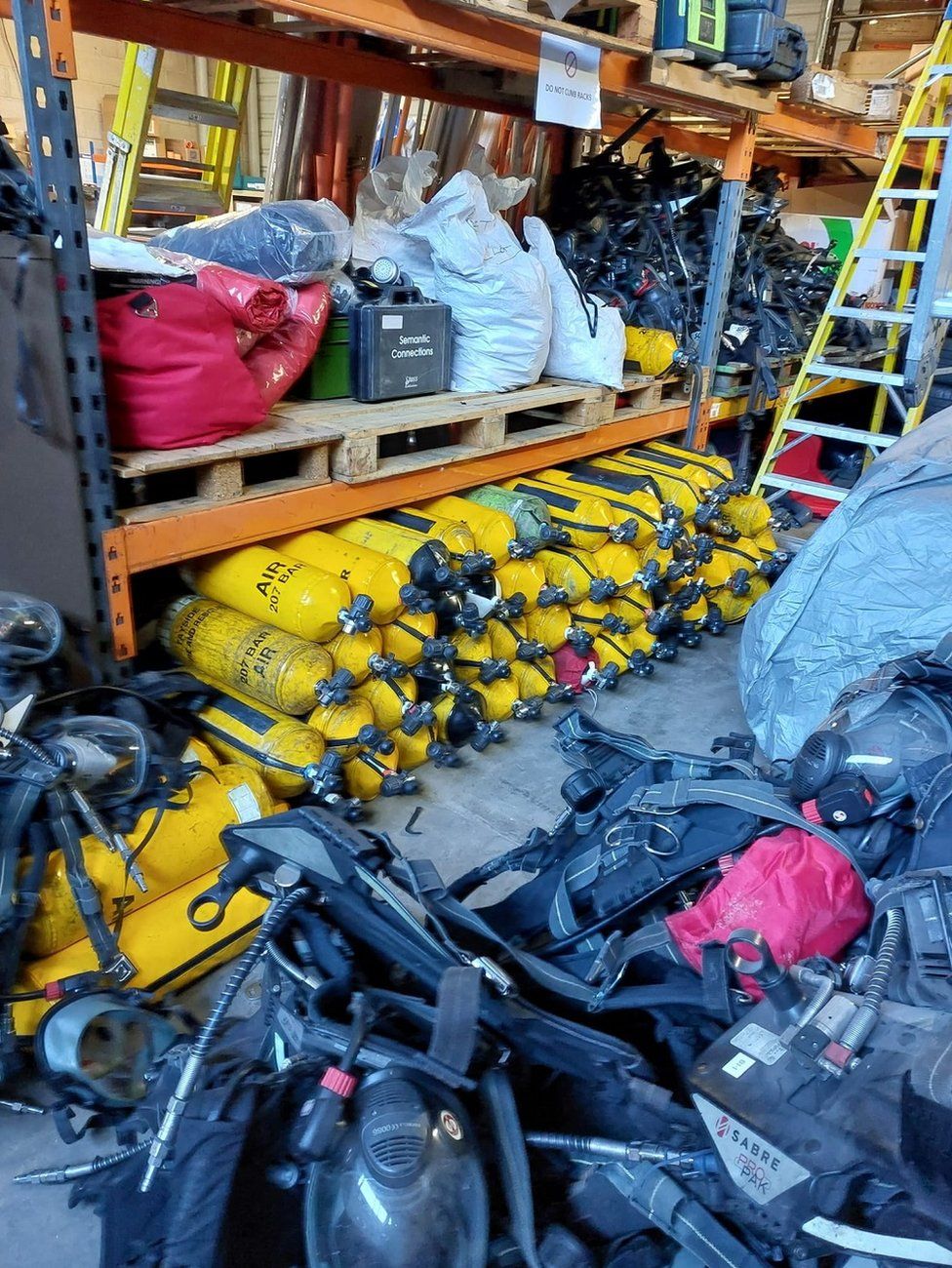 Scottish convoy sets out to deliver fire engines to Ukraine - BBC News