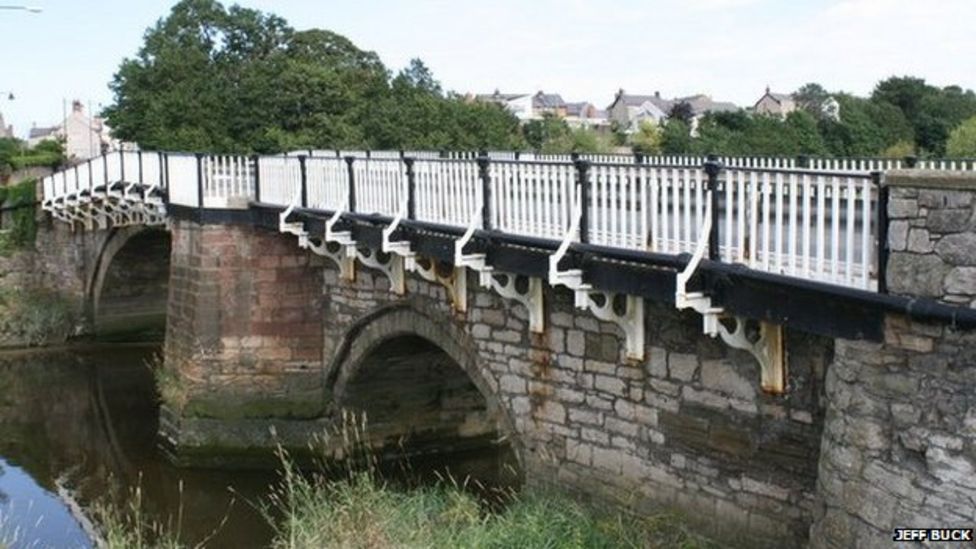 Rhuddlan bridge traffic lights to become permanent - BBC News