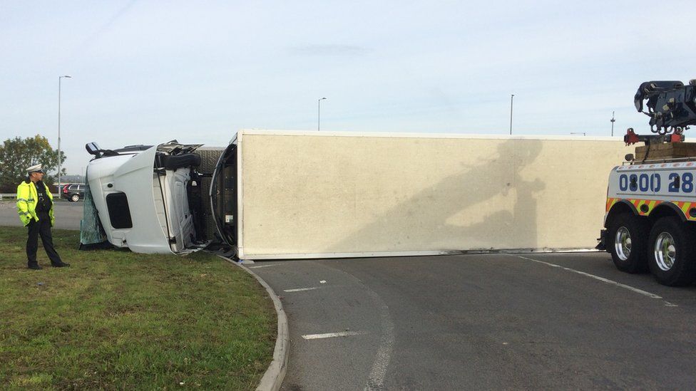 Bedfordshire overturned lorry causes disruption near M1 - BBC News
