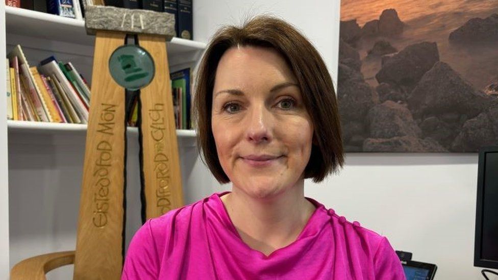 Ydy AI am ddisodli swyddi'r dyfodol? - BBC Cymru Fyw